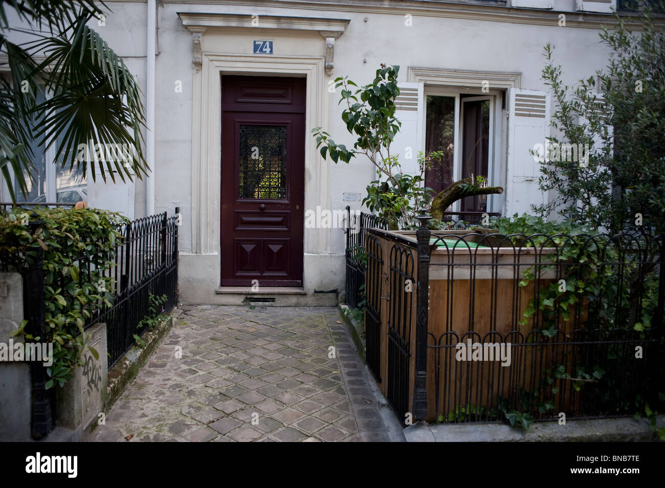Front Entrance Apartment Building High Resolution Stock Photography and ...