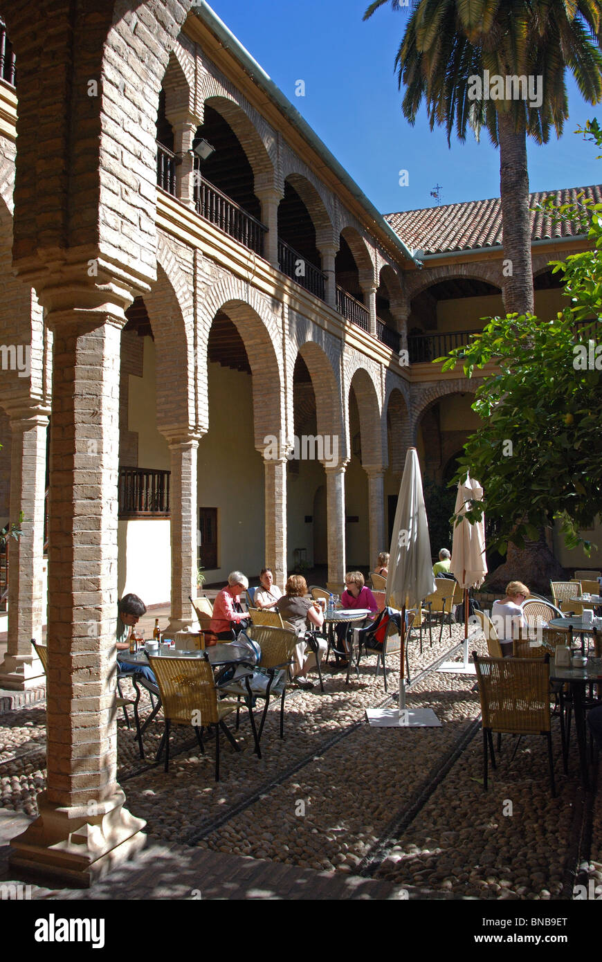 Courtyard cafe hi-res stock photography and images - Alamy