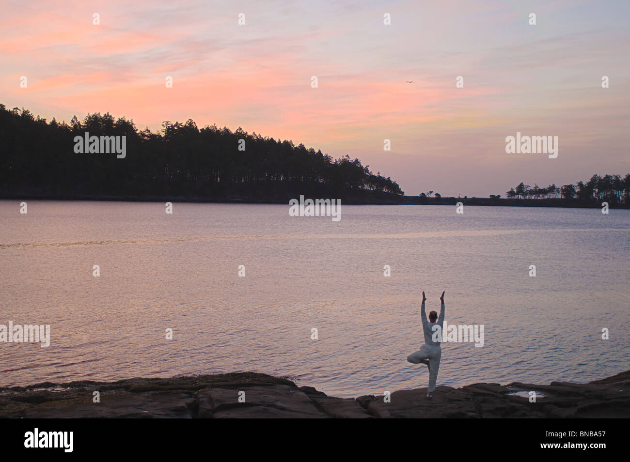 Yoga near water ocean hi-res stock photography and images - Alamy