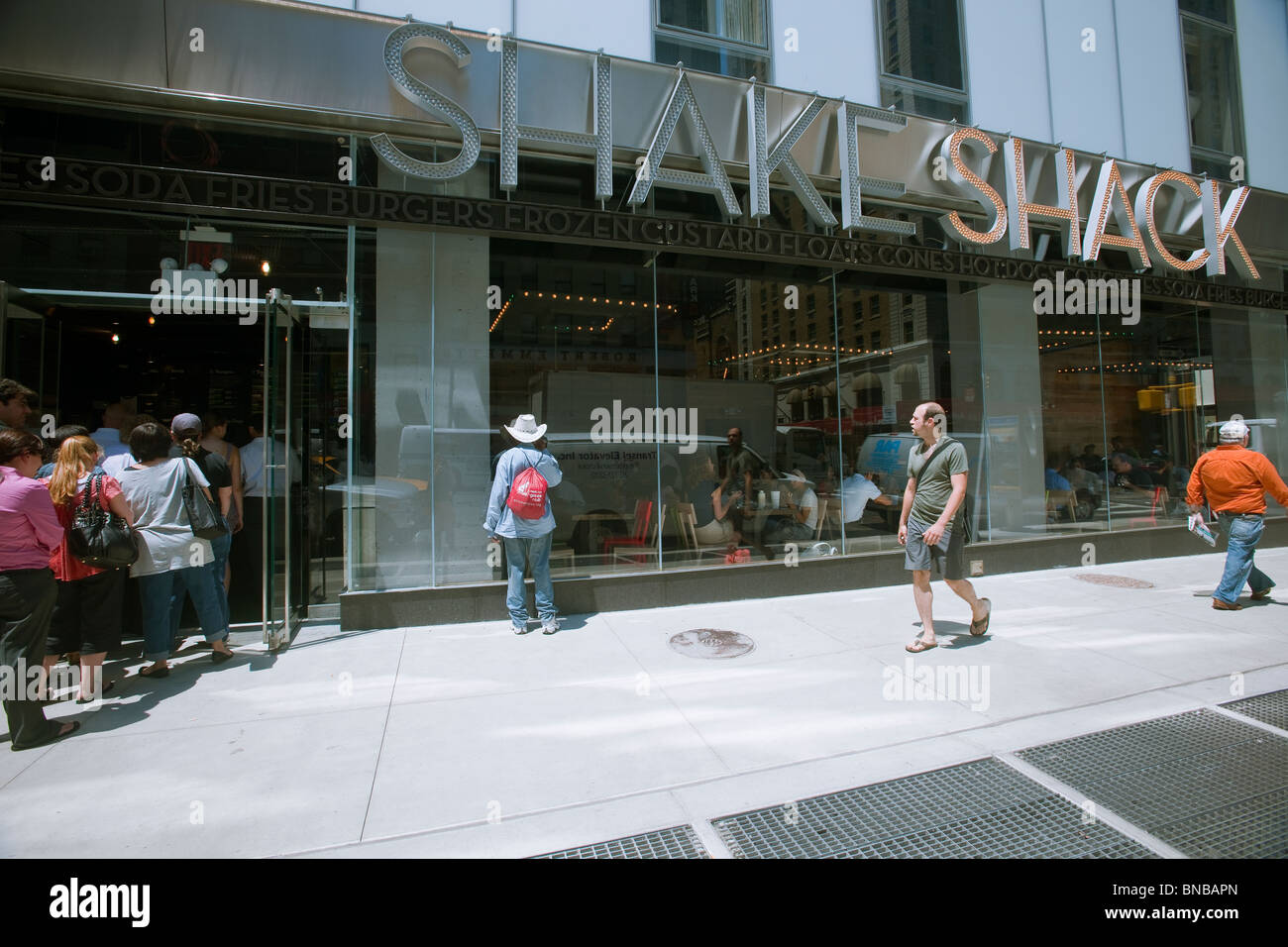 The midtown Manhattan branch of the Shake Shack opens Stock Photo - Alamy