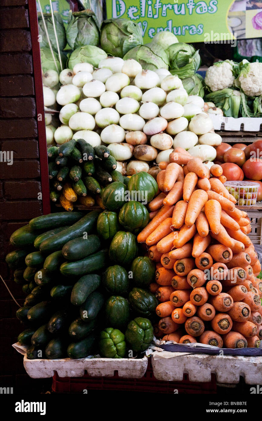 Colombian fruit and vegetable market Stock Photo - Alamy