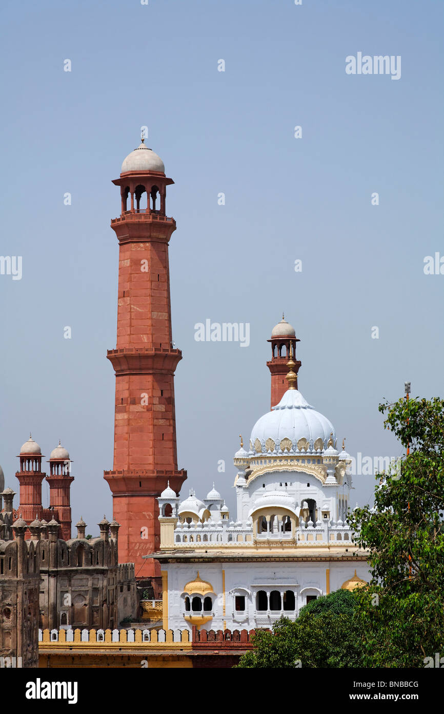Badshahi mosque minaret and the Baradi Sikh temple, Lahore, Punjab ...