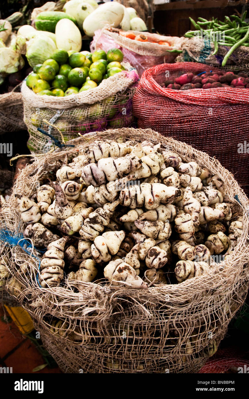 Colombian fruit and vegetable market Stock Photo - Alamy
