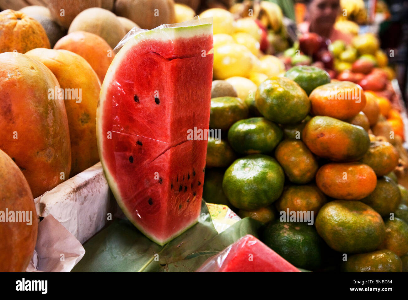 Colombian fruit and vegetable market Stock Photo - Alamy