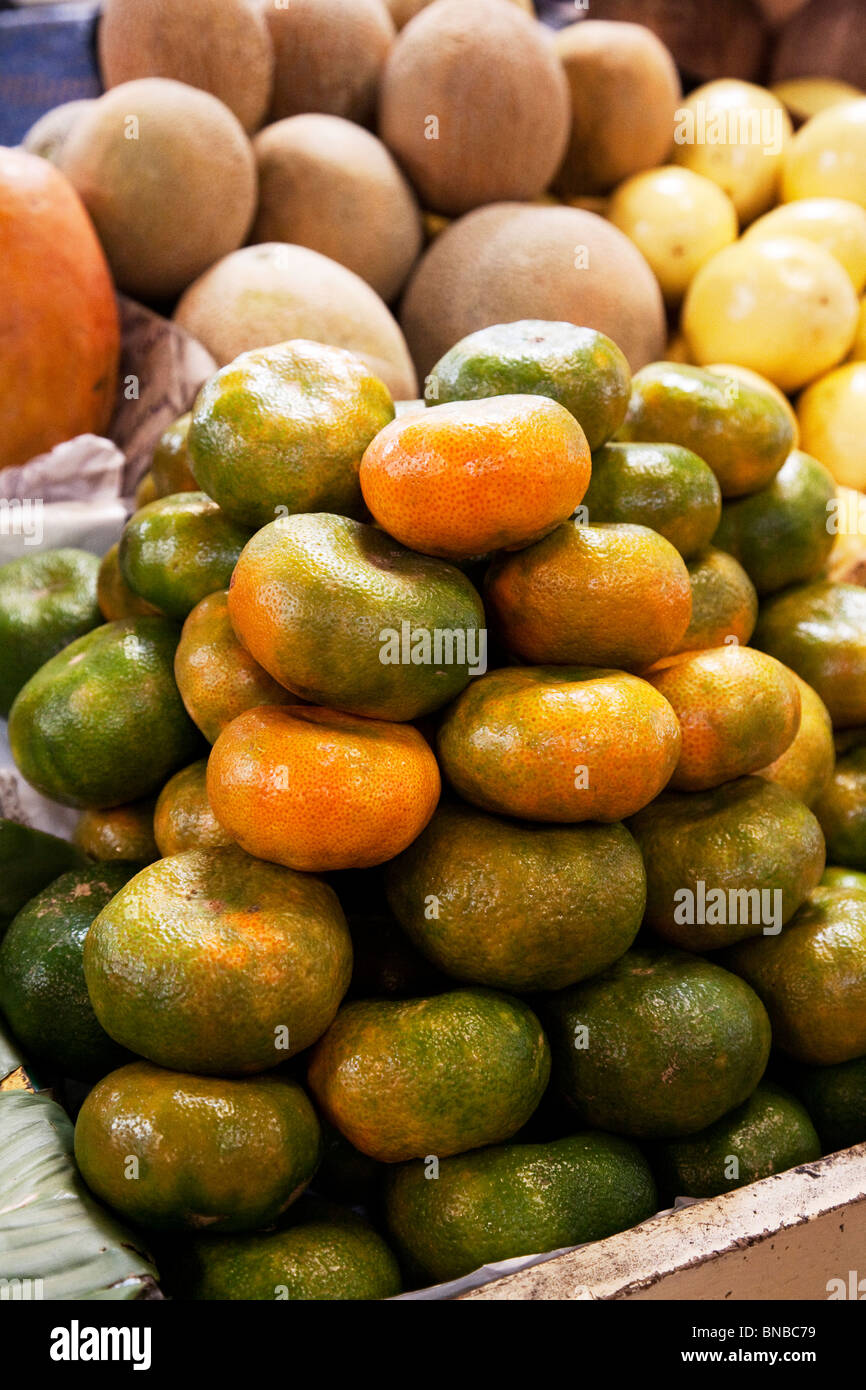 Colombian fruit and vegetable market Stock Photo - Alamy
