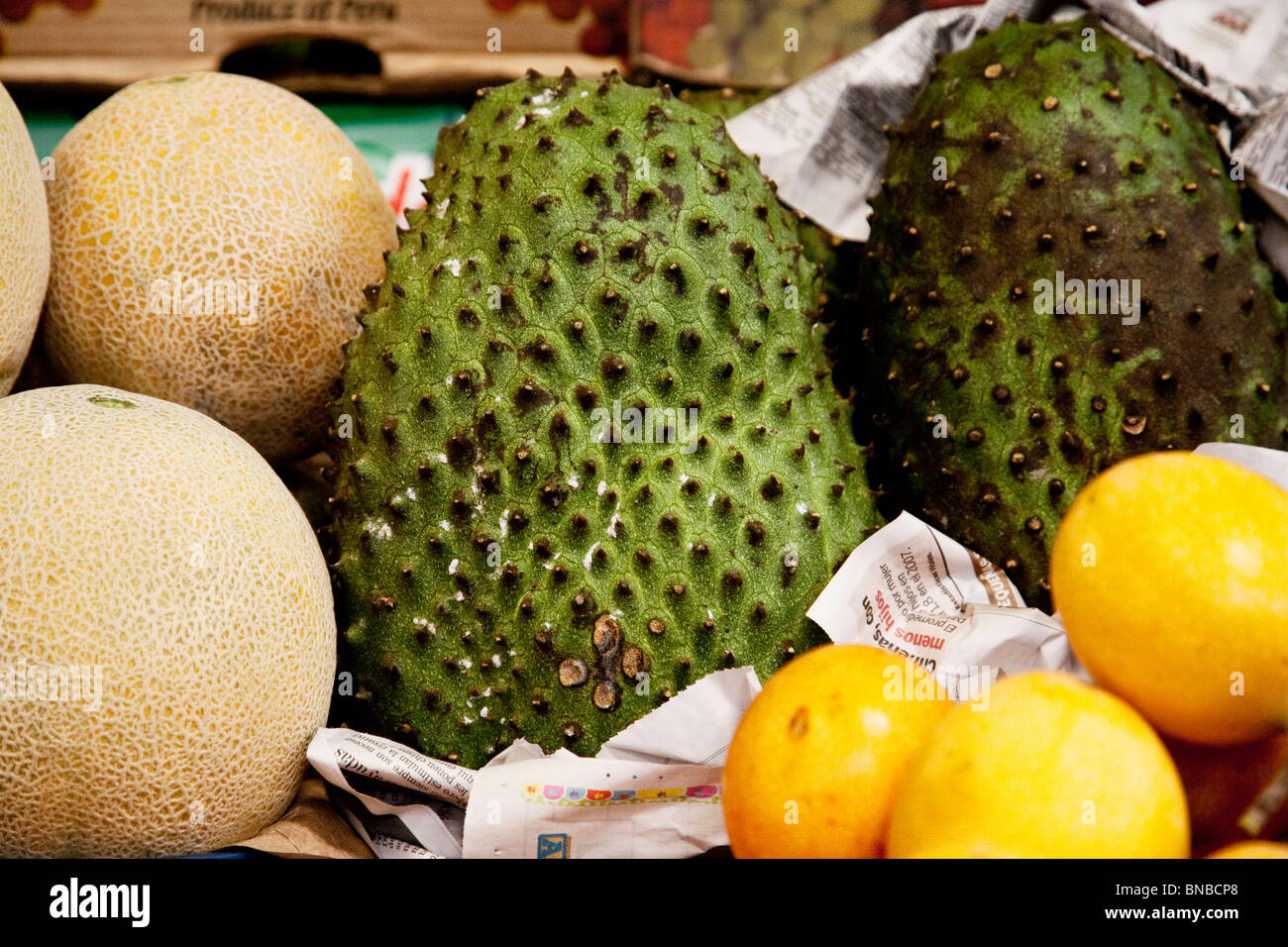 Colombian fruit and vegetable market Stock Photo - Alamy