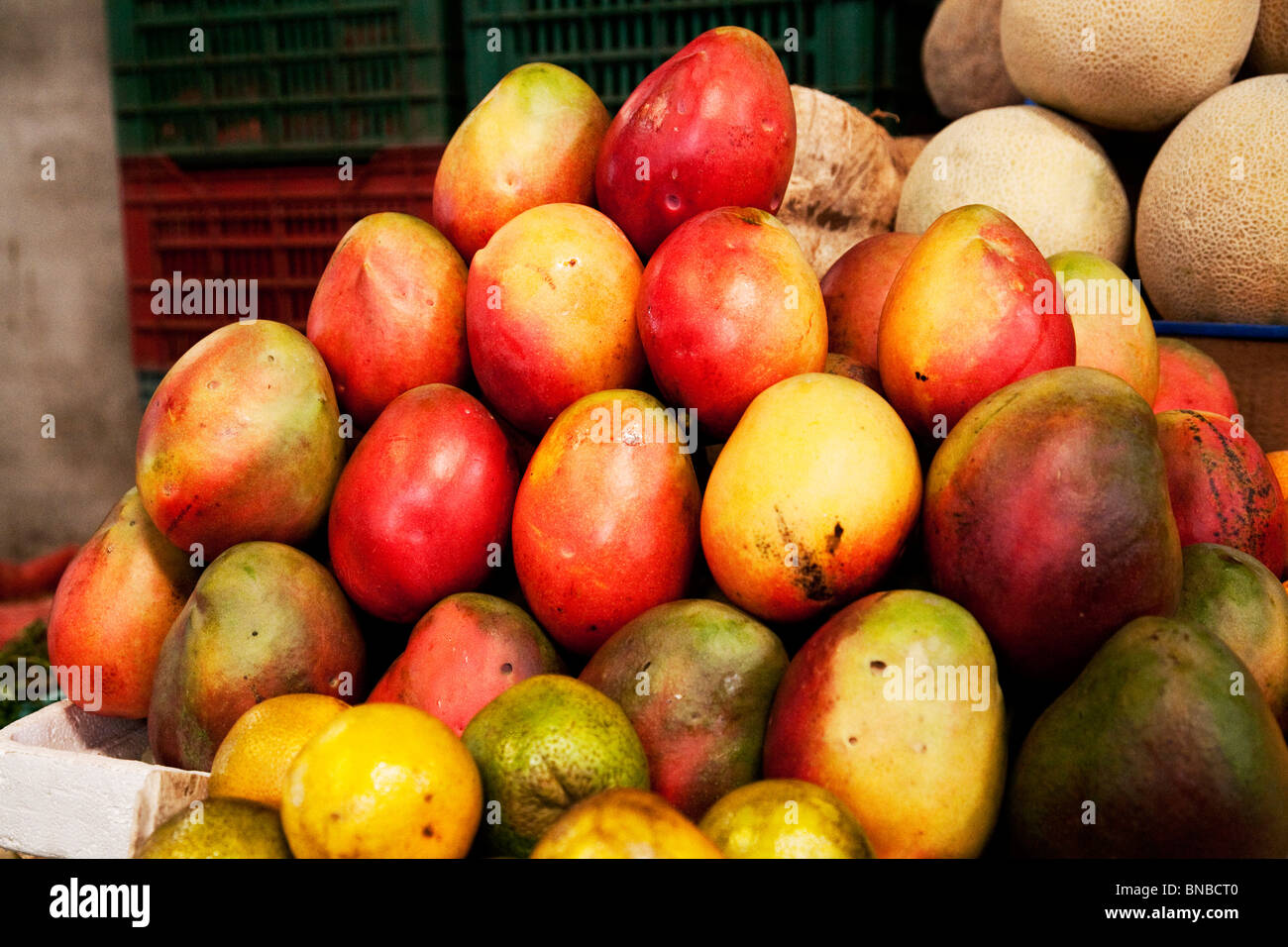 Colombian fruit and vegetable market Stock Photo - Alamy
