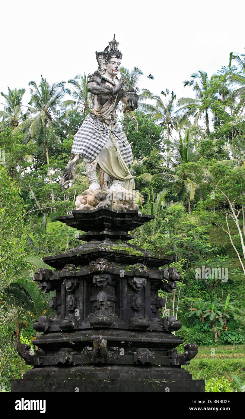 a huge statue, possibly of the God Indra, in the grounds of Tirta Empul ...