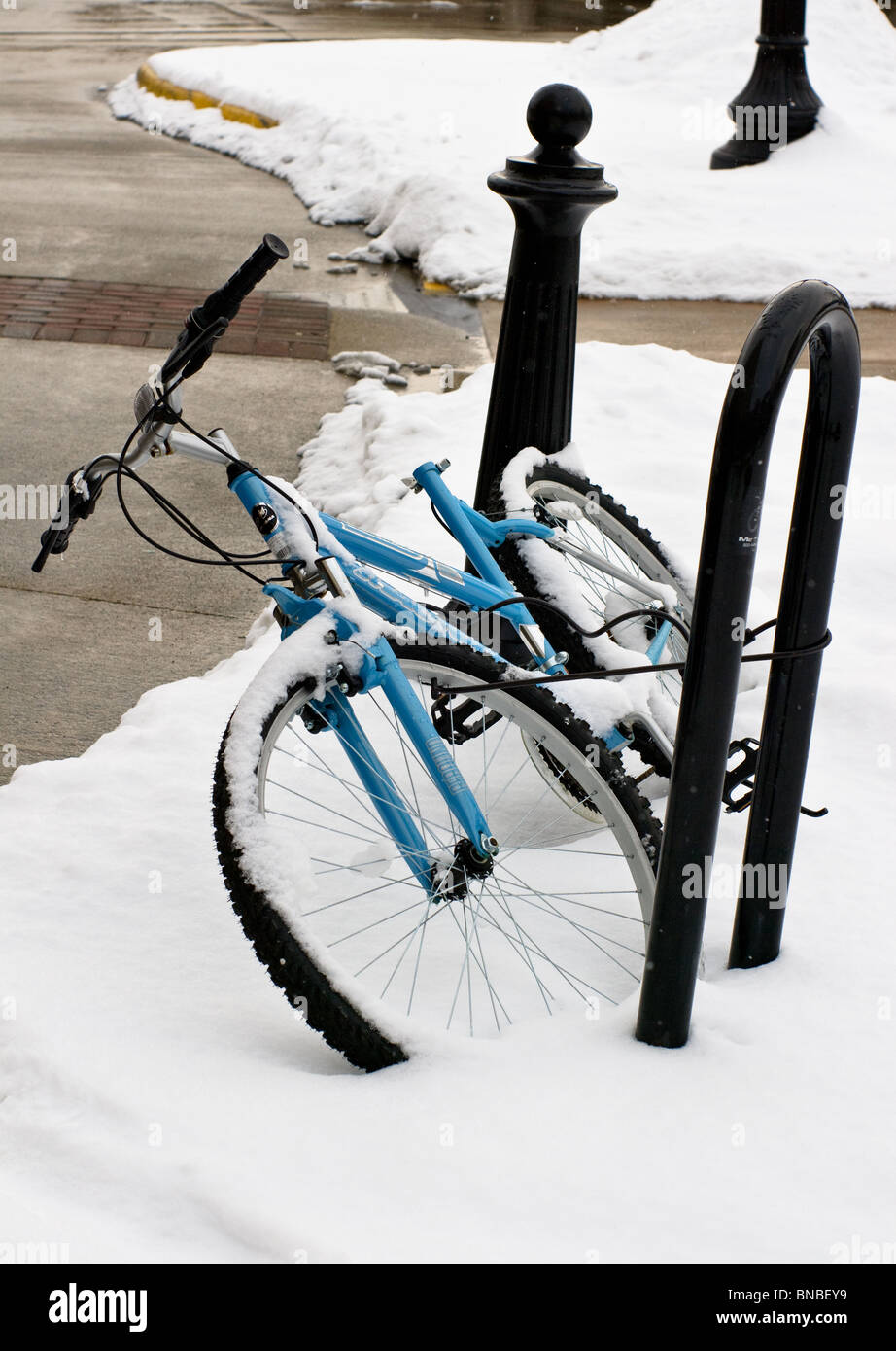 A chained up and forgotten bike collects snow in the winter Stock Photo ...