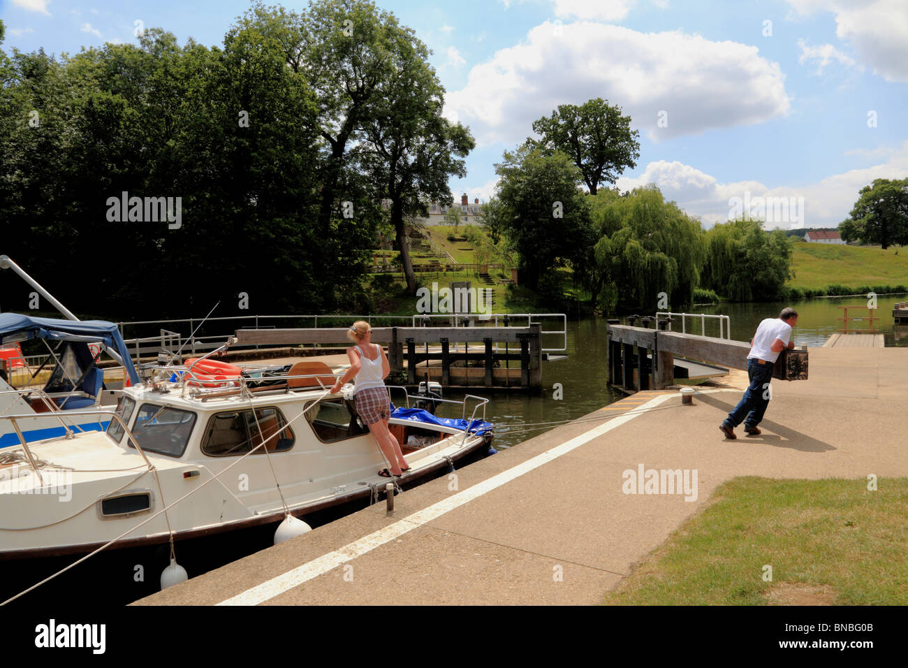 Lock gate on the river medway hi-res stock photography and images - Alamy