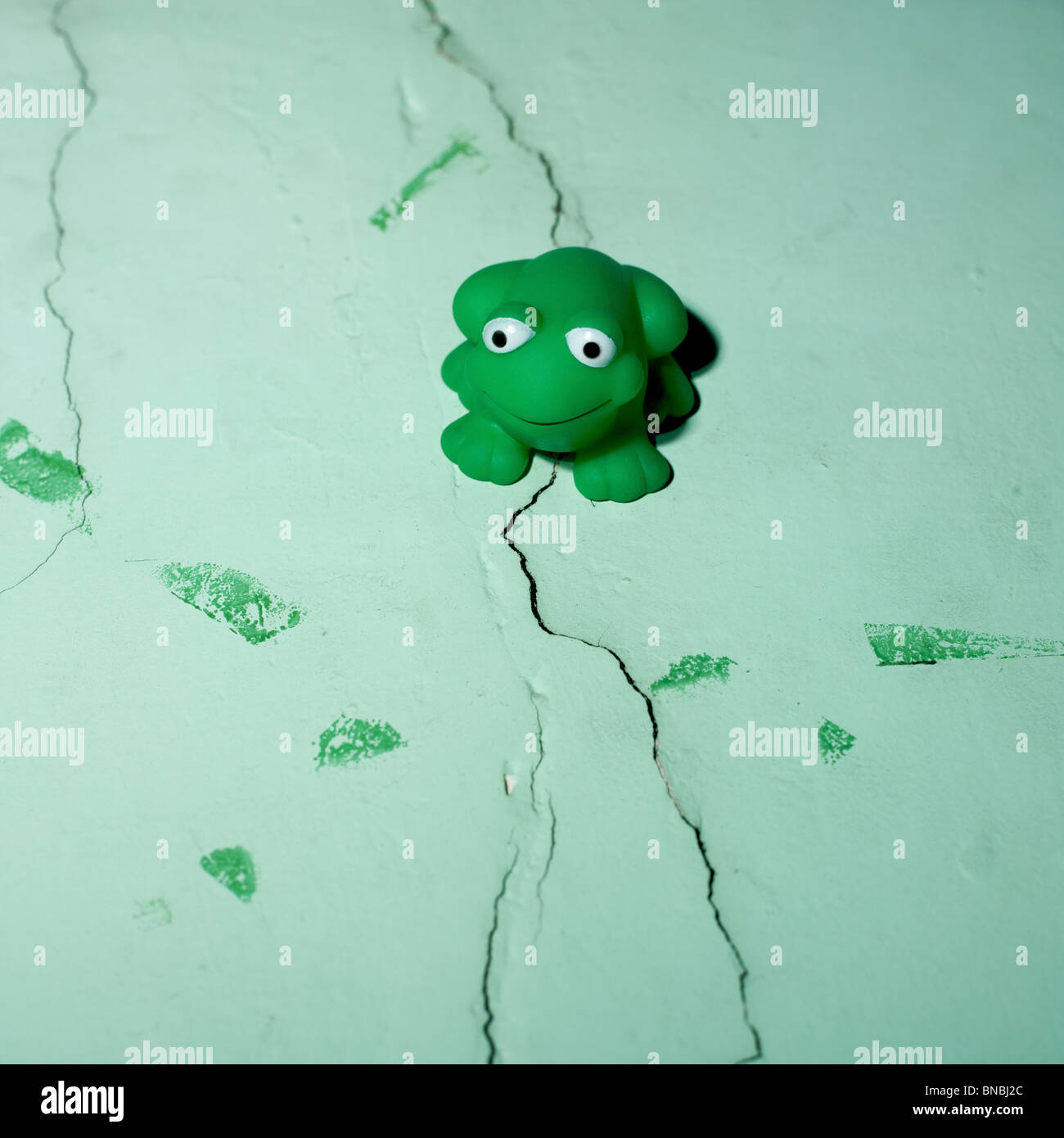 Crack frog hi-res stock photography and images - Alamy