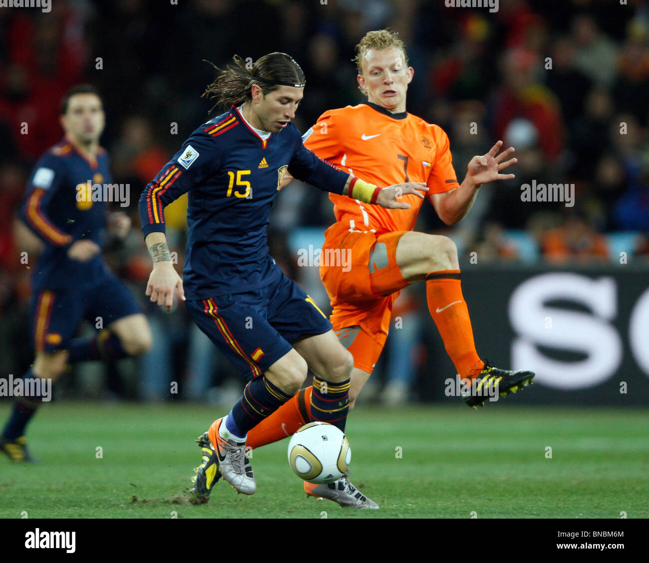 DIRK KUYT & SERGIO RAMOS NETHERLANDS V SPAIN SOCCER CITY JOHANNESBURG ...