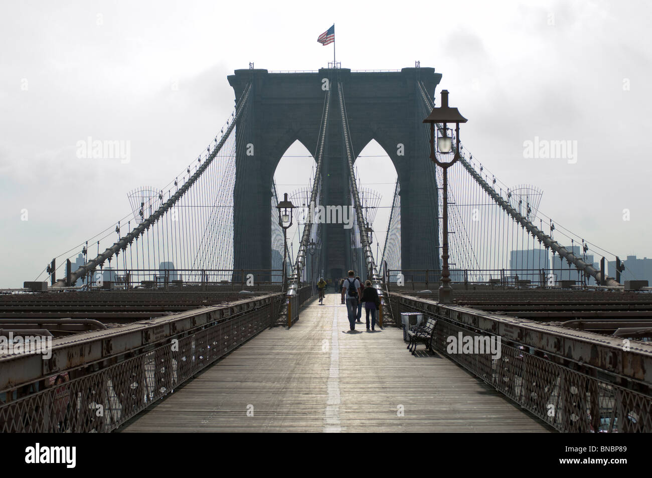 The pedestrian walkway on the Brooklyn Bridge between Manhattan and ...