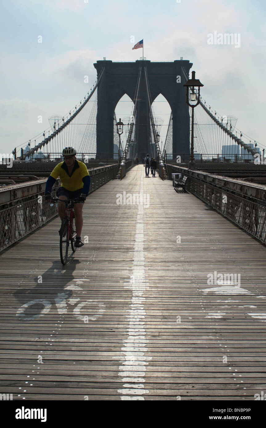 Pedestrian walkway on the brooklyn bridge hi-res stock photography and ...