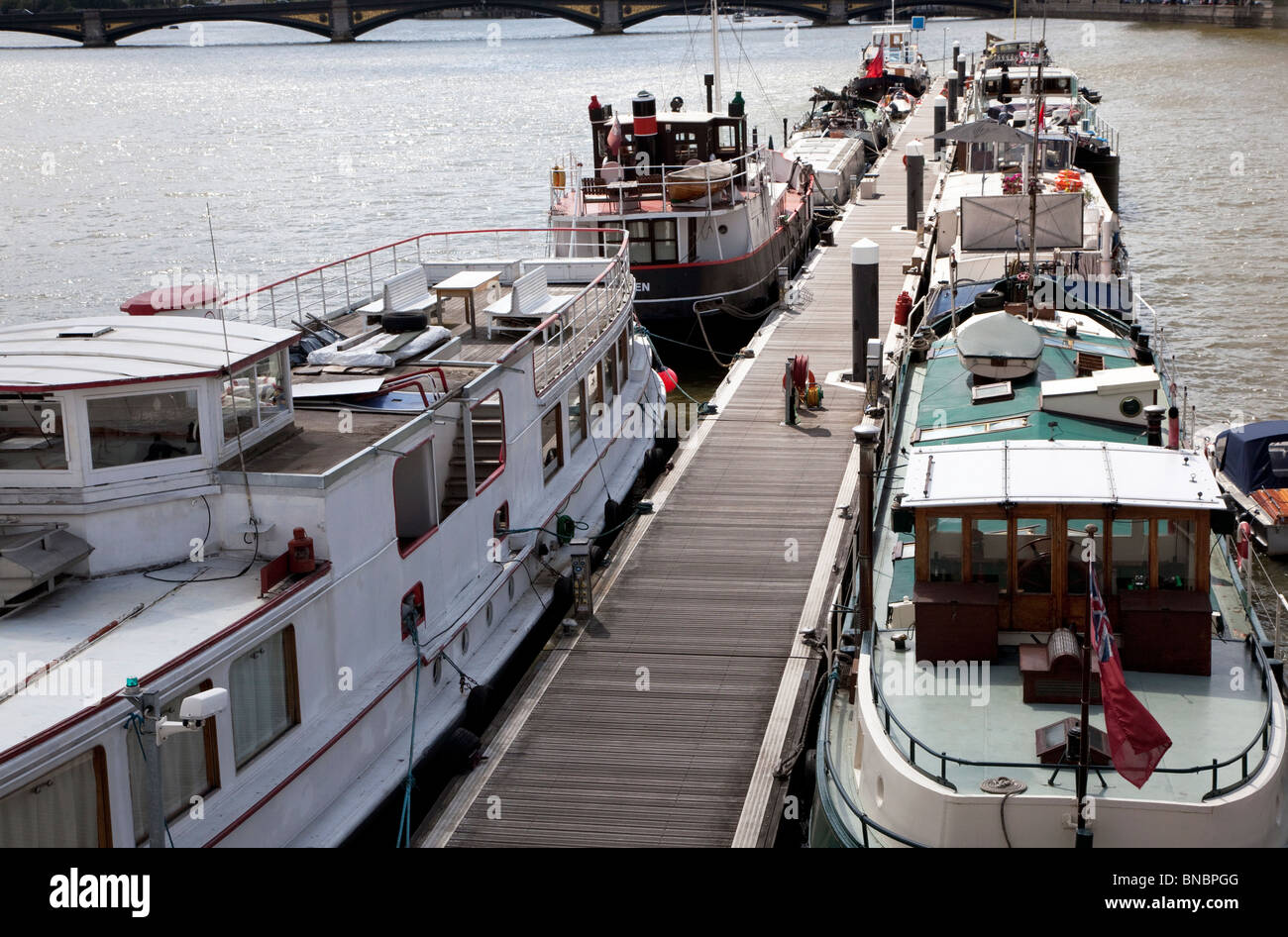 Mooring london bridge hi-res stock photography and images - Alamy