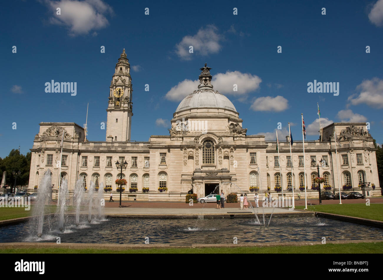 City hall cardiff hi-res stock photography and images - Alamy