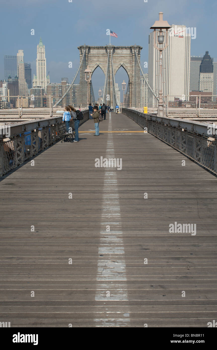 The pedestrian walkway on the Brooklyn Bridge between Manhattan and ...