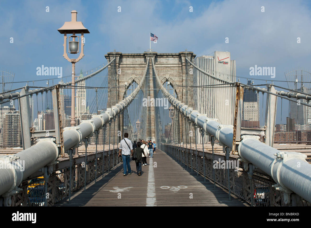 The pedestrian walkway on the Brooklyn Bridge between Manhattan and ...