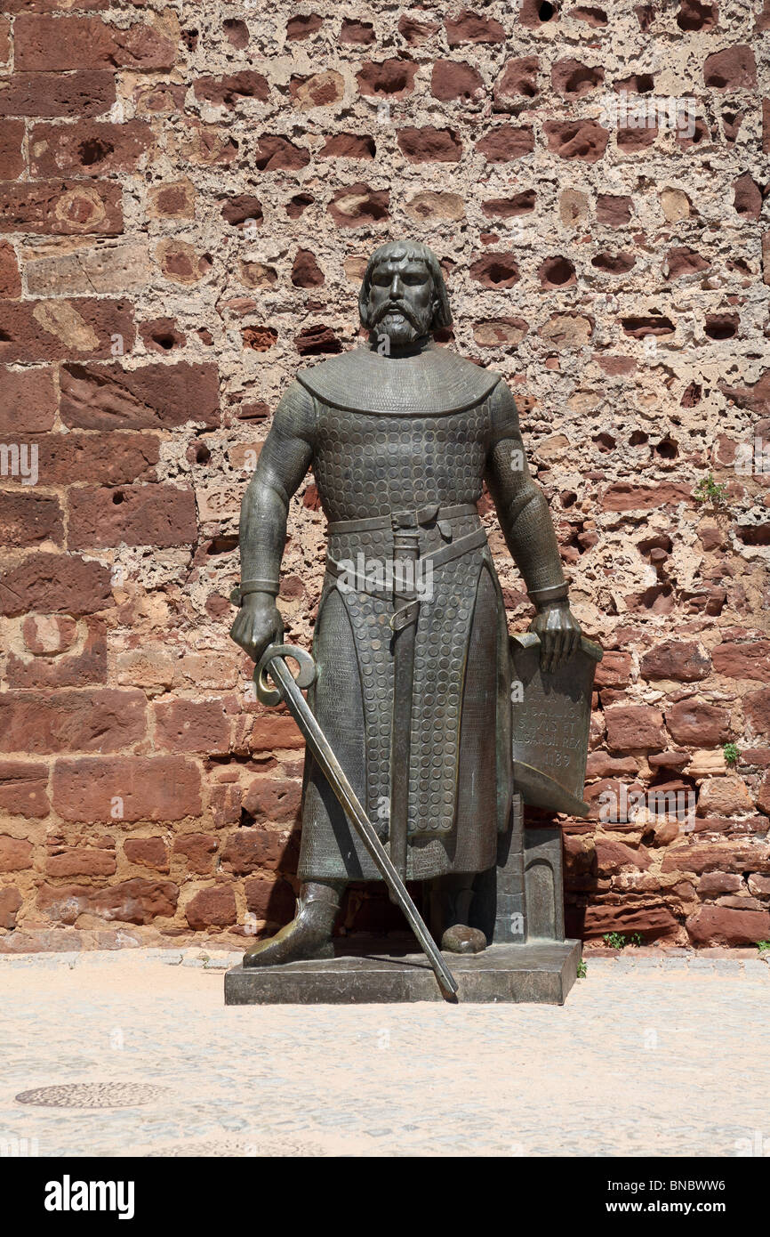 Knight statue at the castle of Silves, Algarve Portugal Stock Photo - Alamy