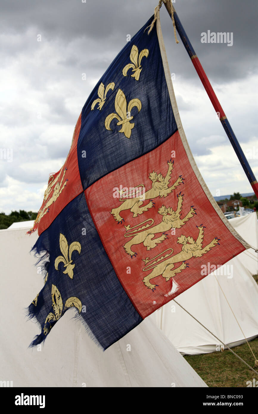 Medieval england flag battle hi-res stock photography and images - Alamy