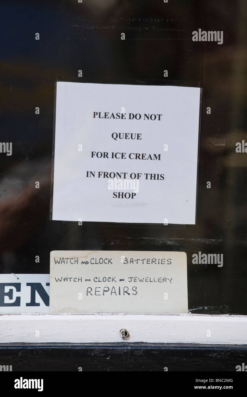 Please queue here sign hi-res stock photography and images - Alamy