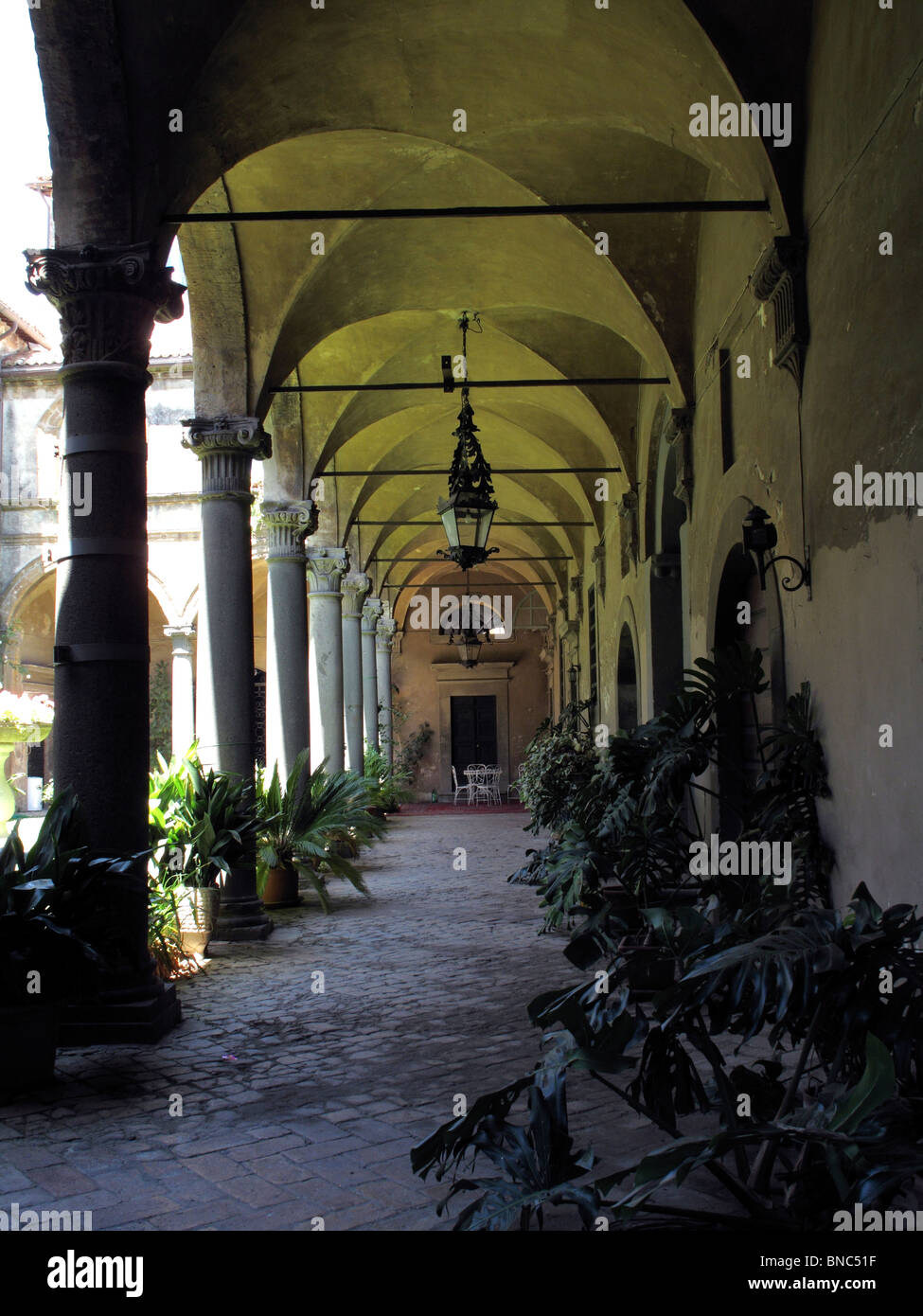 Colonnaded walkway hi-res stock photography and images - Alamy