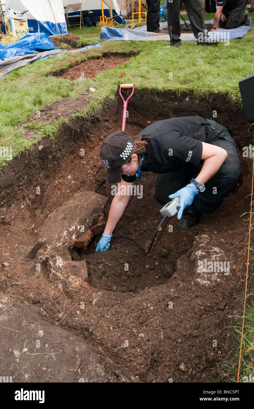 Forensic officers looking hi-res stock photography and images - Alamy