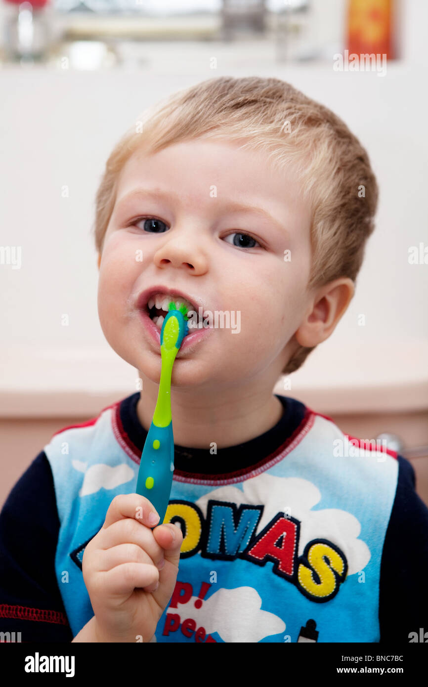 Young boy brushing his teeth Stock Photo - Alamy