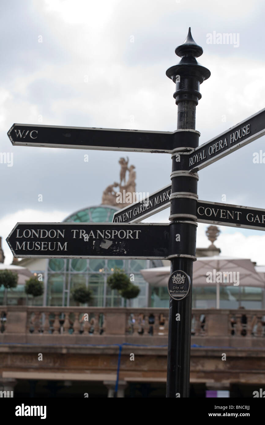 Directional sign tourists museum hi-res stock photography and images ...