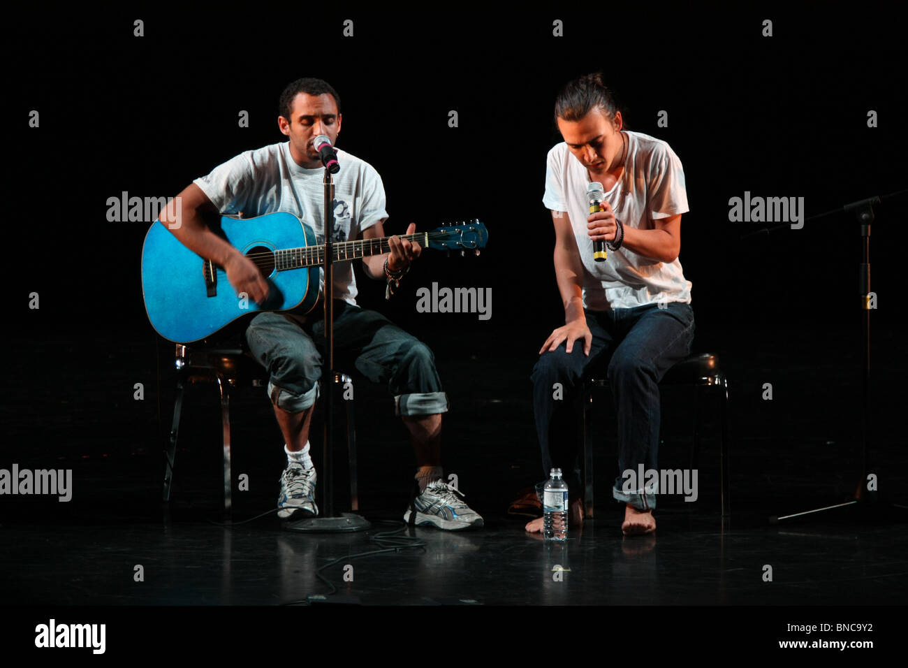 Guitarist and singer hi-res stock photography and images - Alamy