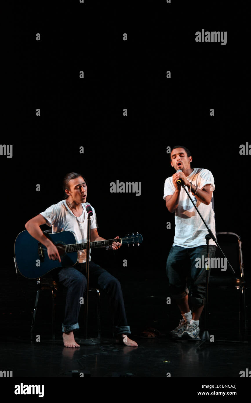 Singer male hi-res stock photography and images - Alamy