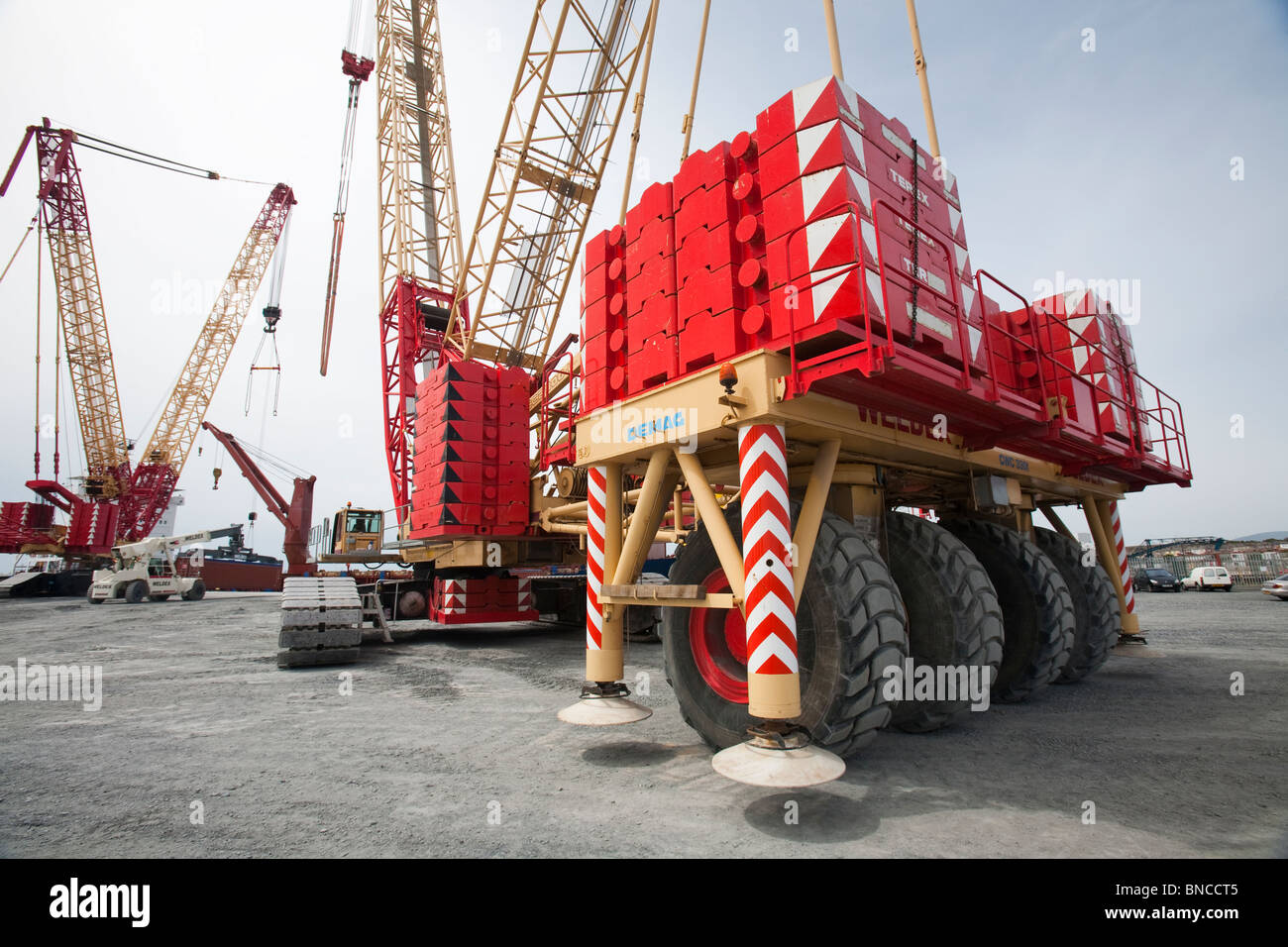 Piling crane hi-res stock photography and images - Alamy