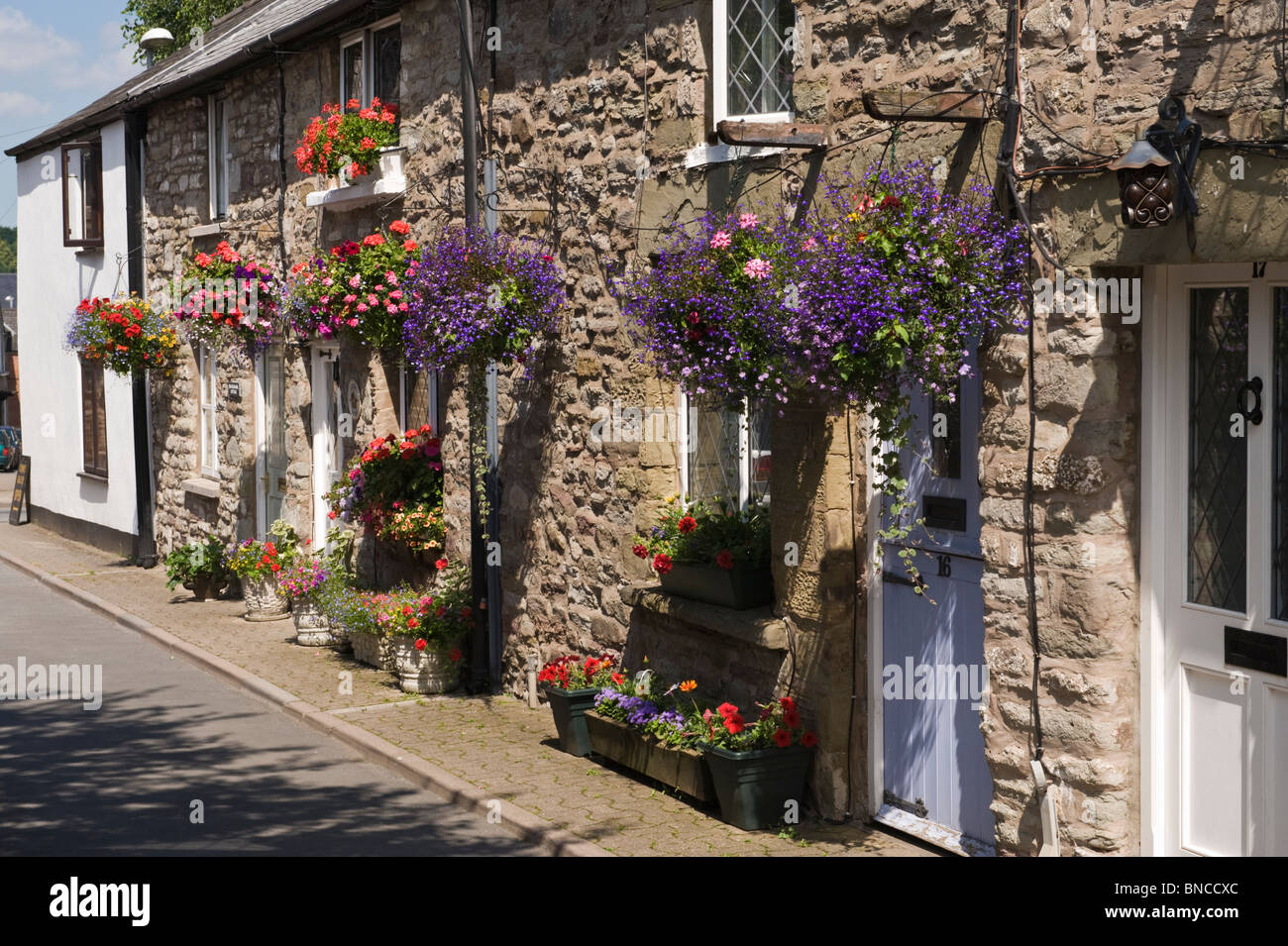 Front of house hanging baskets hi-res stock photography and images - Alamy