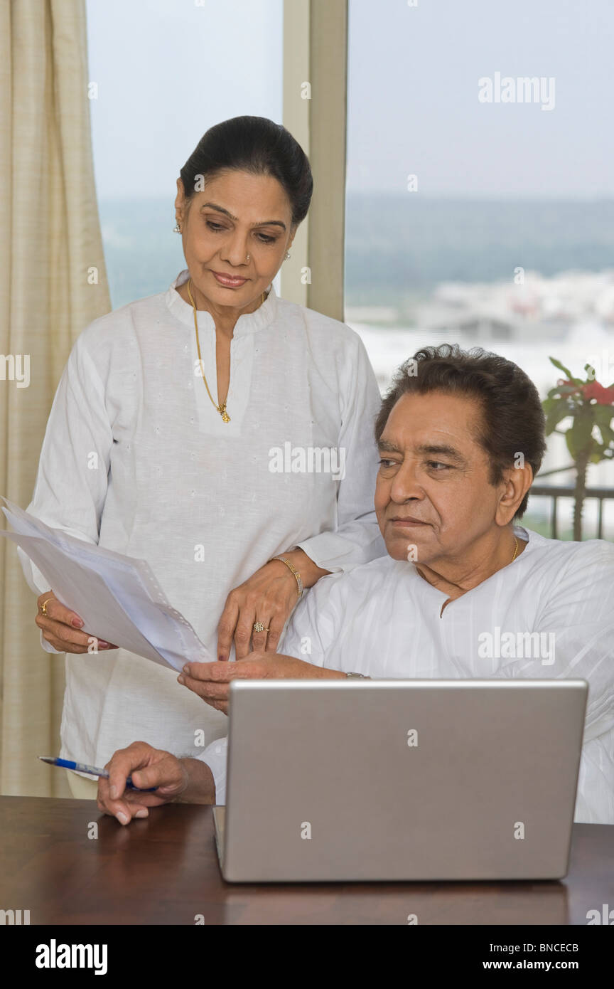 Couple sorting out bills Stock Photo - Alamy