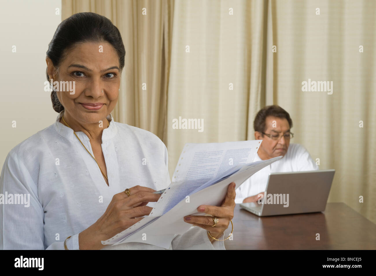 Couple sorting out bills hi-res stock photography and images - Alamy