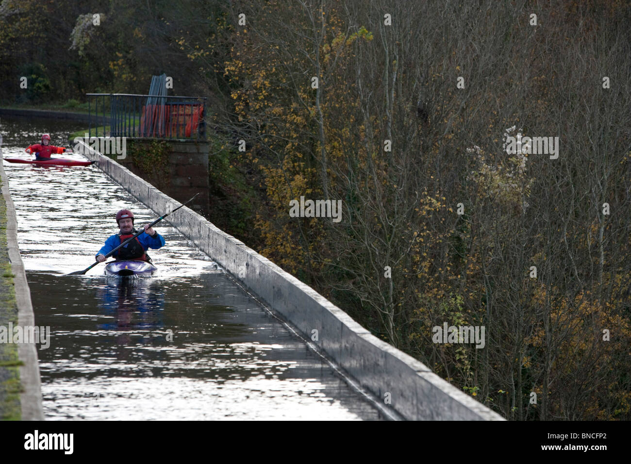 A canoeist on the Pontcysyllte bridge, Llangollen canal, Wales Stock ...