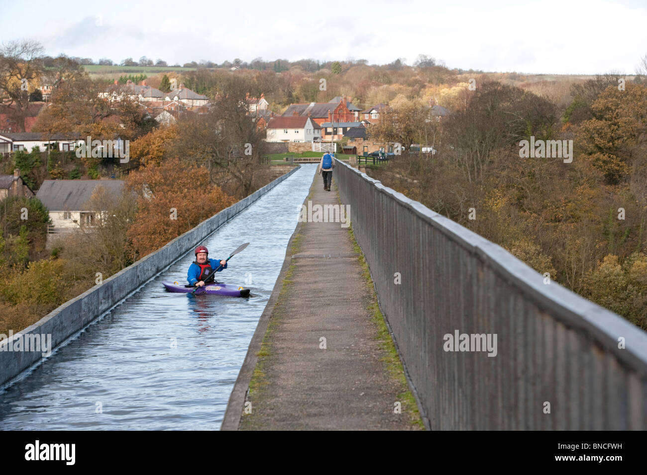 A canoeist on the Pontcysyllte bridge, Llangollen canal, Wales Stock ...