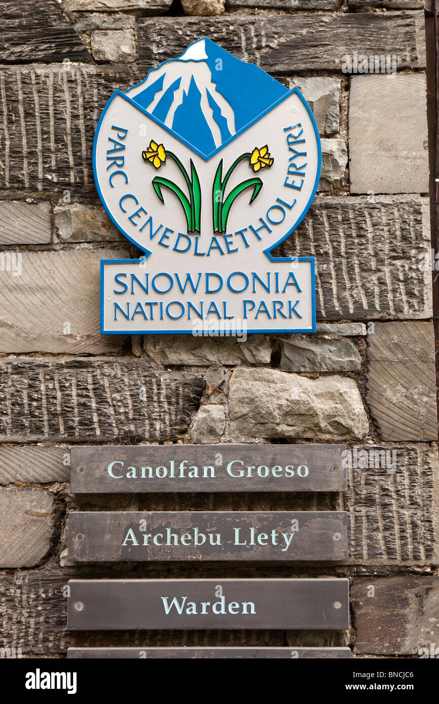 Bilingual welsh english tourism signs High Resolution Stock Photography ...