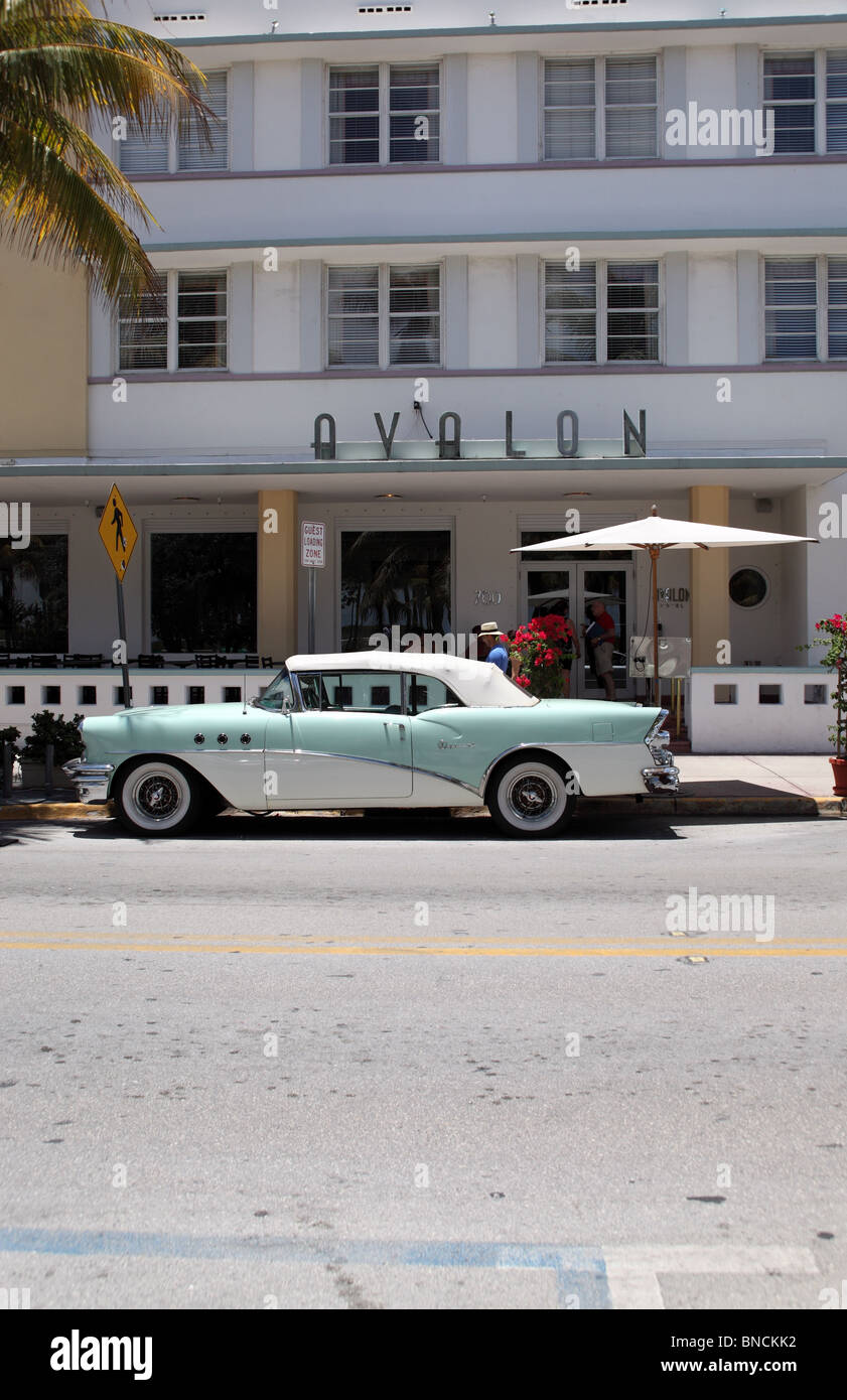Vintage car outside the Avalon Hotel Miami Stock Photo - Alamy