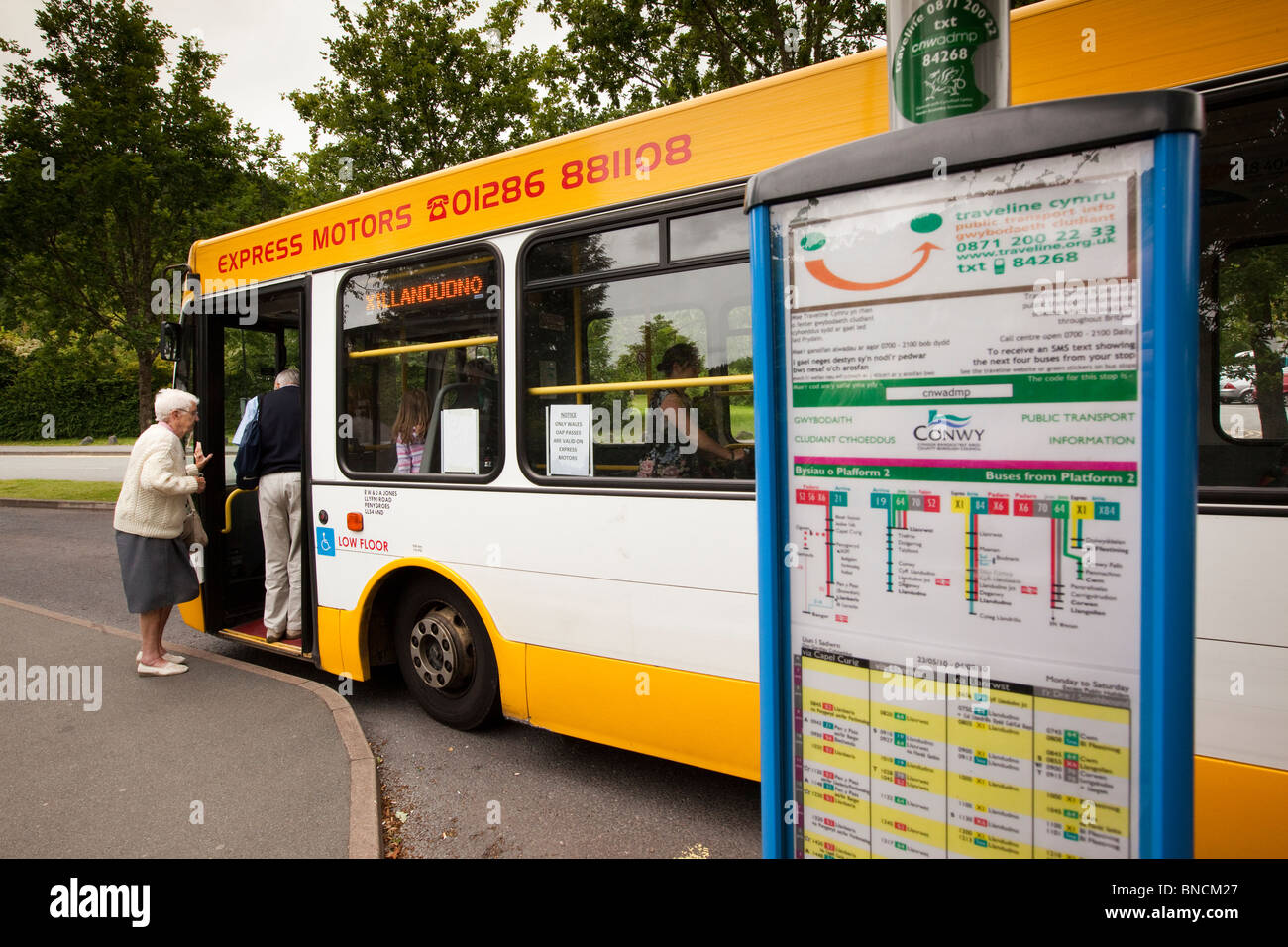 UK, Wales, Snowdonia, Betws y Coed, public transport passengers joining ...