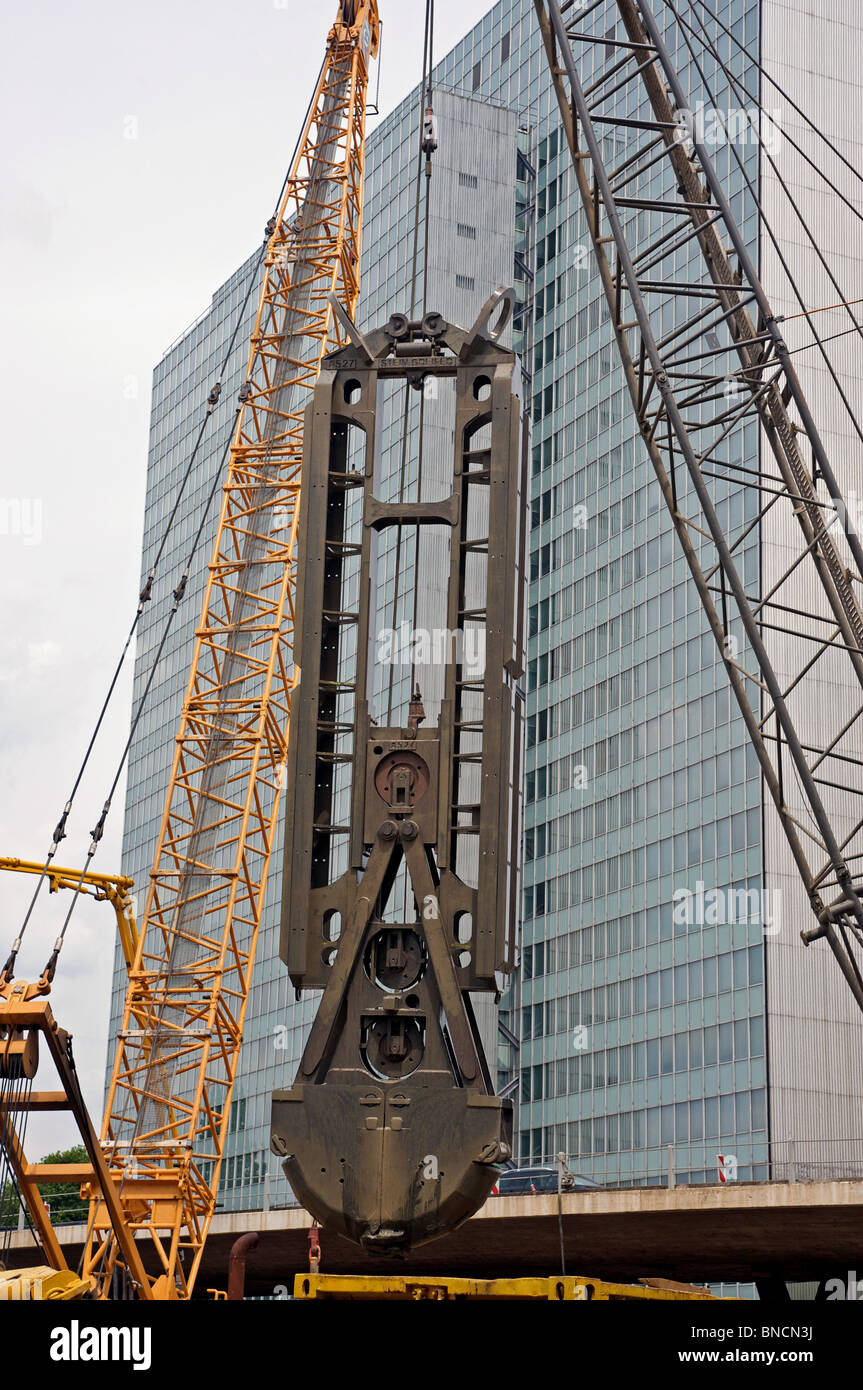 Machine for digging deep holes (piling) on a construction site ...