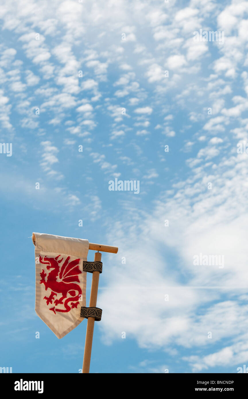 Medieval england flag battle hi-res stock photography and images - Alamy