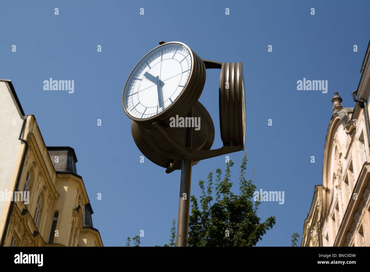 Three faced clock hi-res stock photography and images - Alamy