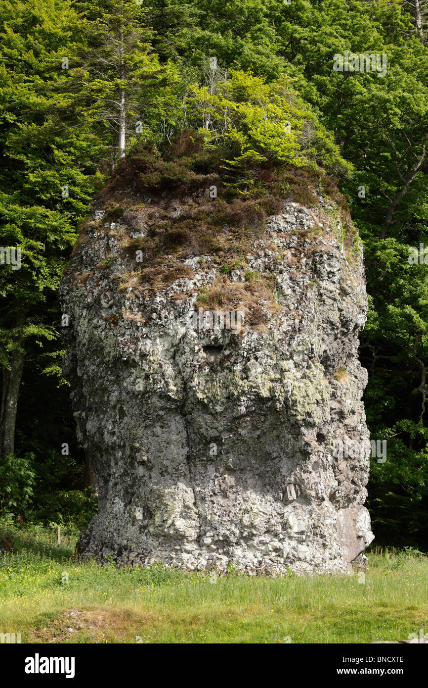 Outcrop of rocks near Dunollie castle Oban Stock Photo - Alamy