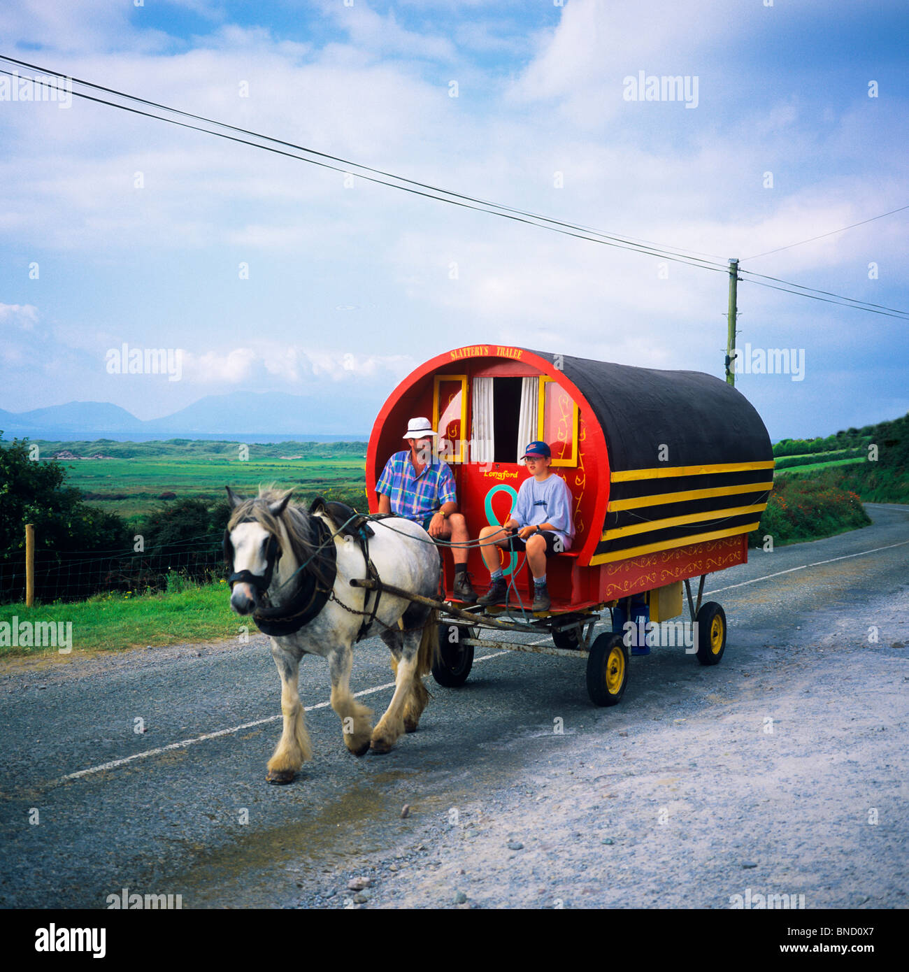 Irish Horse Drawn Caravan Stock Photos & Irish Horse Drawn Caravan ...