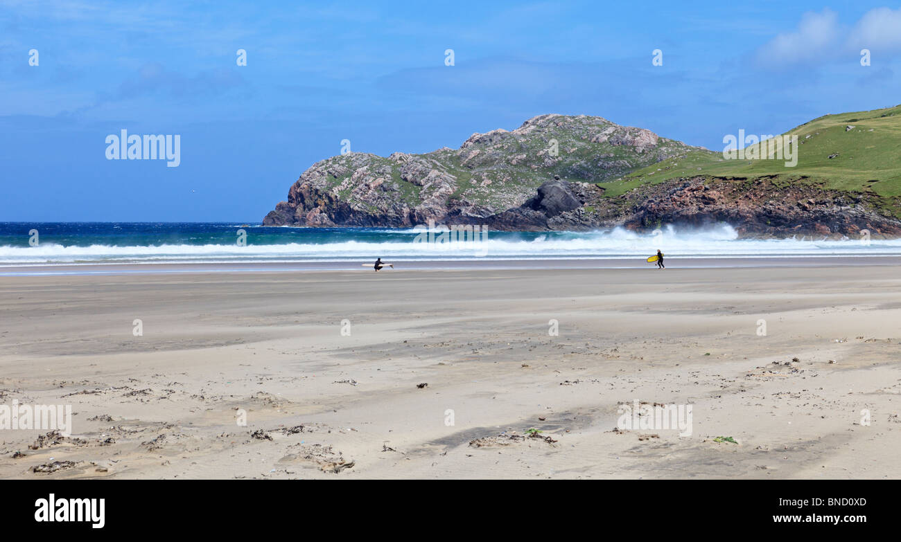 Surfers at Cliff Beach, Isle of Lewis on a windy day in summer Stock ...