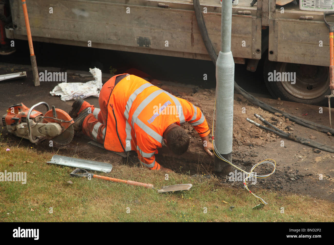 Two men from the council replacing a lamp post Stock Photo - Alamy