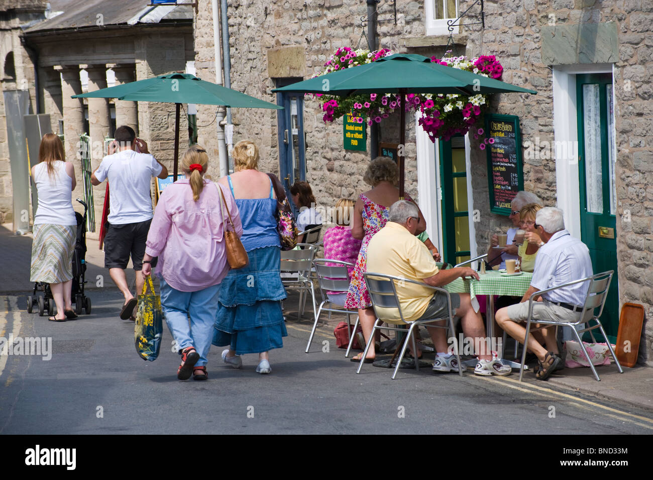 People seated outside cafe hi-res stock photography and images - Alamy