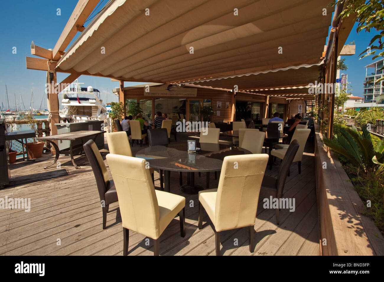 Marina restaurant and bar hi-res stock photography and images - Alamy
