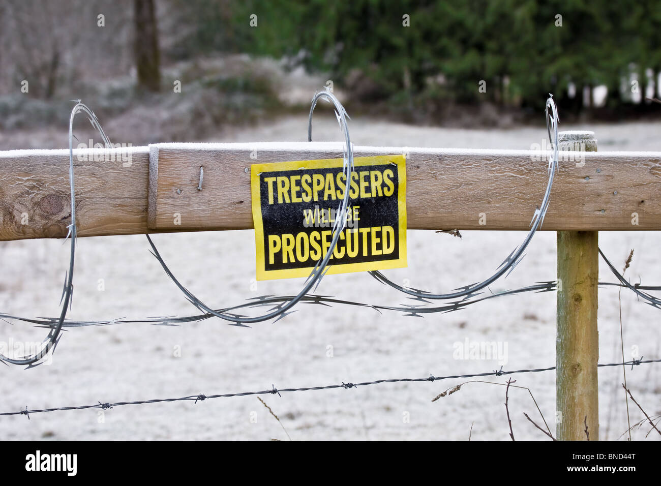 Razor wire fence warning sign hi-res stock photography and images - Alamy